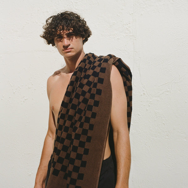 Roman Pool Towel- Tabac & Noir – Oliver Thom